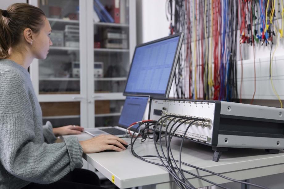 VTT Tarmo – a high-accuracy digitizer and a reference instrument ...